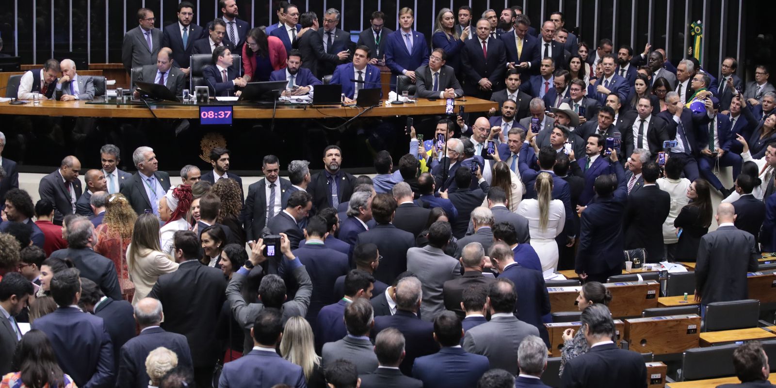 Câmara aprova urgência para projeto de anistia a golpistas - Radio Aurora